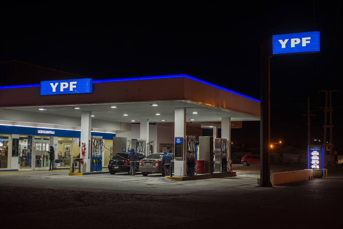 Tras las subas de Axion y Shell, YPF aumenta un 9% los precios al público de naftas y gasoil