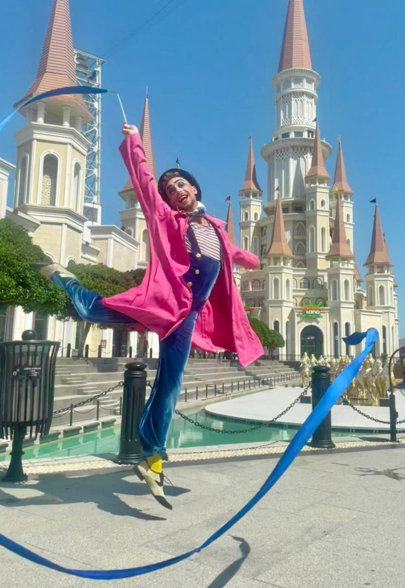 El mimo pringlense que conquista multitudes en Turquía