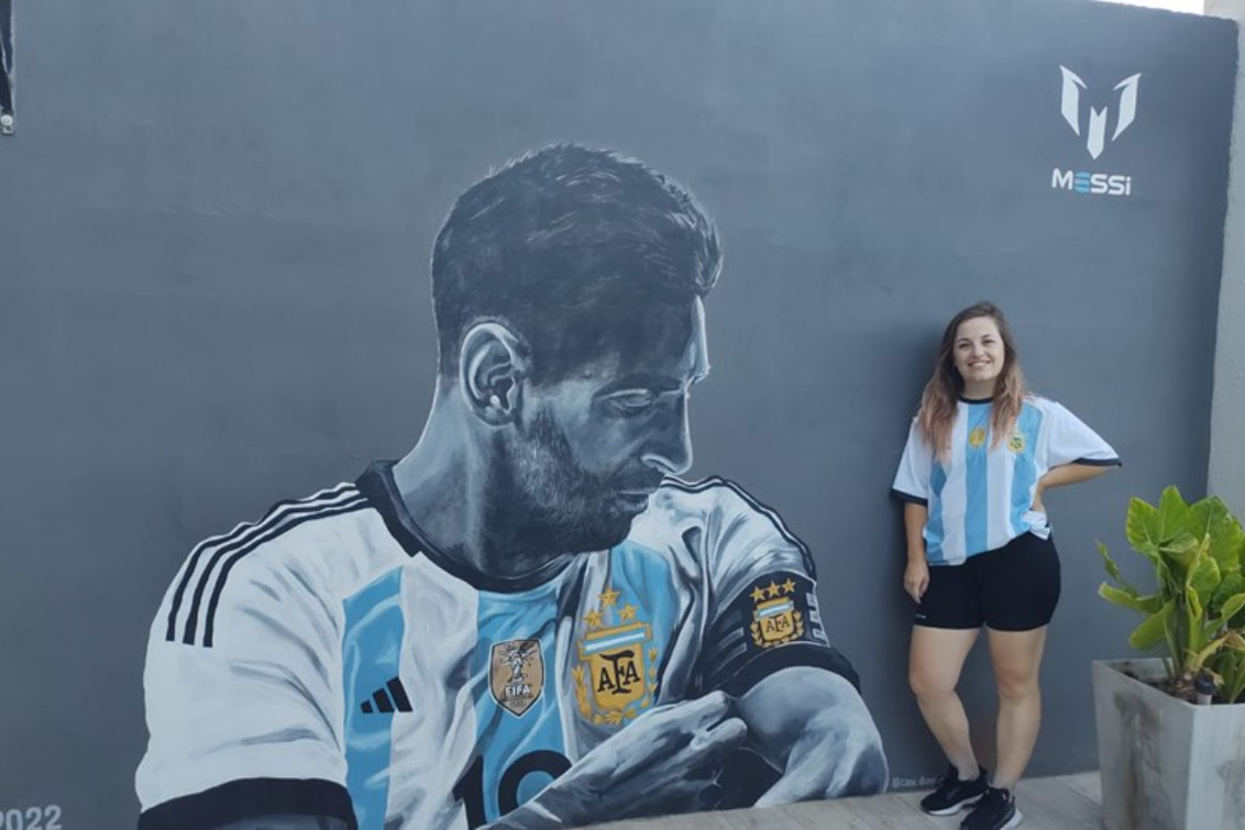 El fantástico mural de Messi de una artista cabildense en Bahía Blanca
