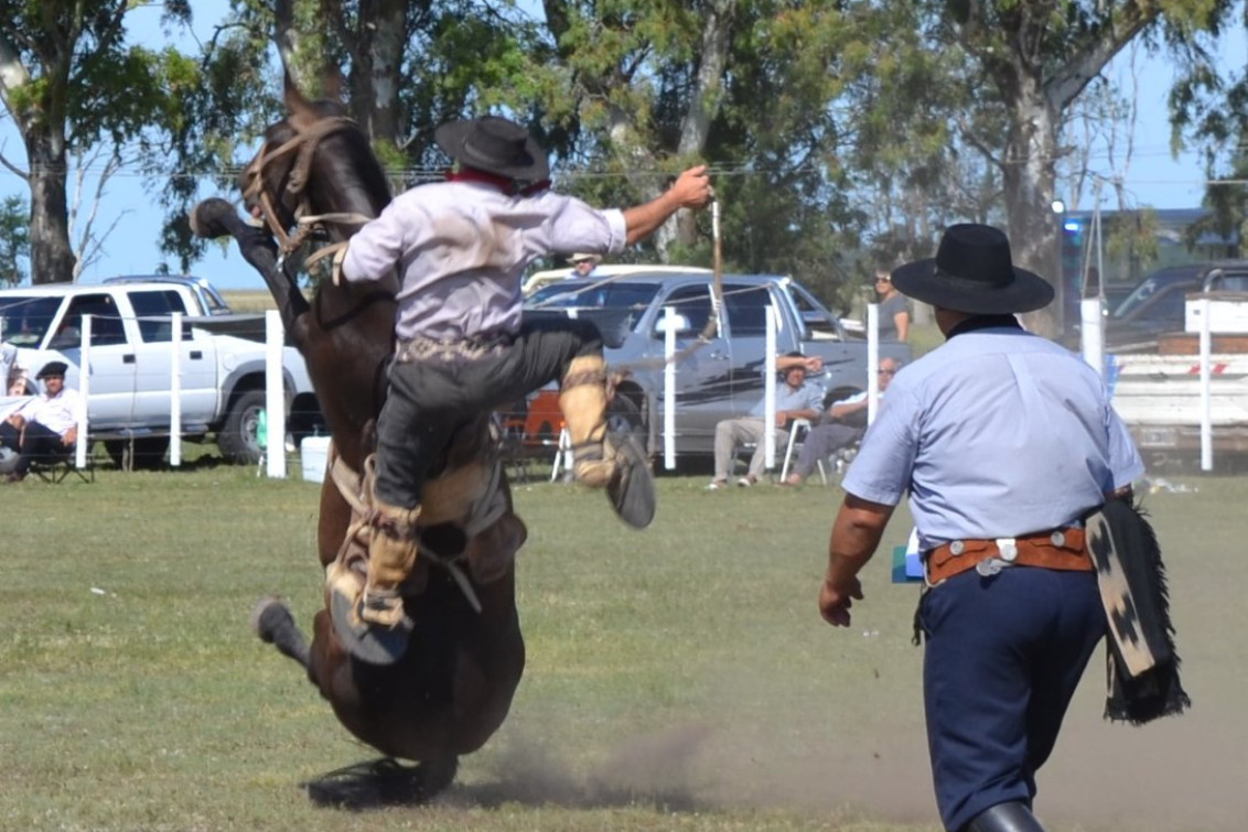 Con almuerzo y Jineteada, finalizó la Fiesta Anual del Fogón de los Gauchos