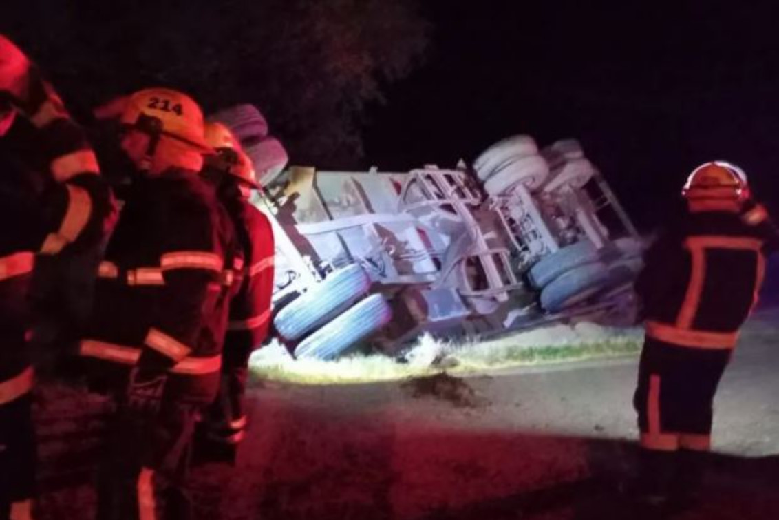 Volcó un acoplado sin dejar heridos en Ruta 33